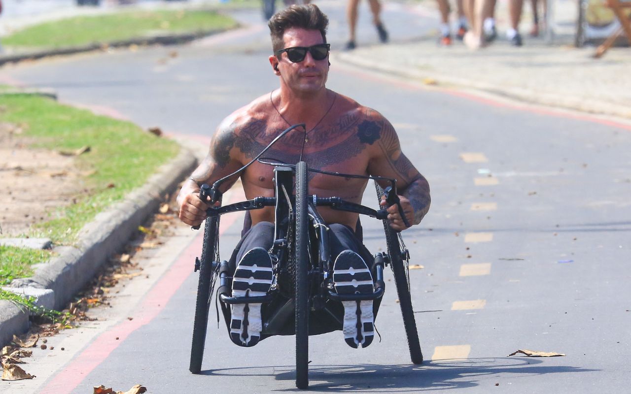 Fernando Fernandes mostra força e forma física ao pedalar na orla do ...