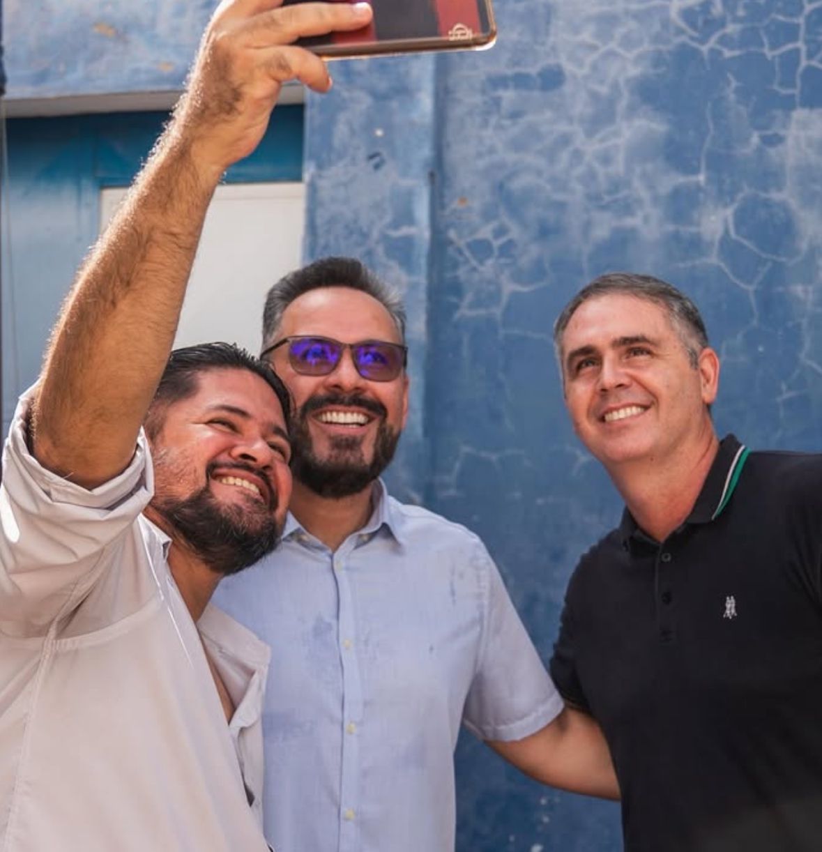 Alan Rick e Marcus Alexandre tomam café, oram e posam para a foto na sede do MDB - O SERINGAL