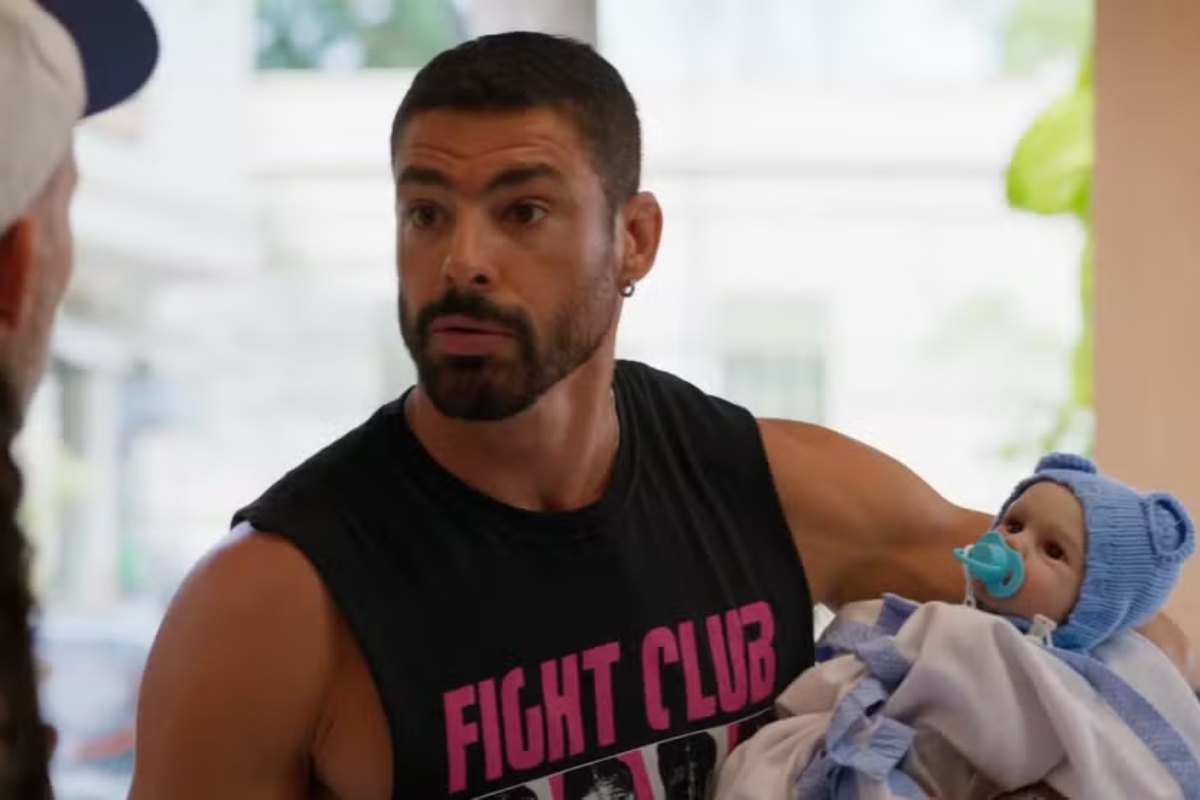 César faz barraco e fura fila por causa de bebê reborn em ‘Vale Tudo ...