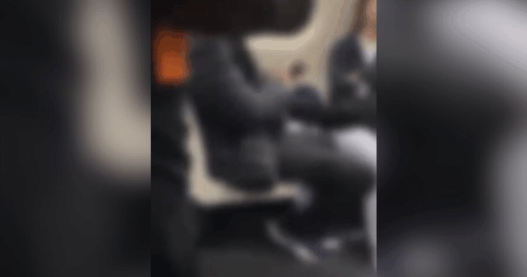 Vídeo: homem se masturba em trem de SP e é flagrado por passageira - O ...